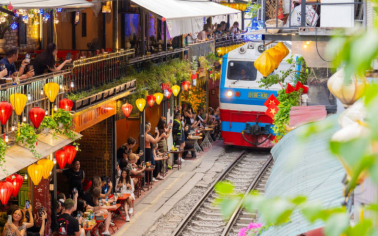 Visiter la rue du train à Hanoï avec le guide pratique par des locaux